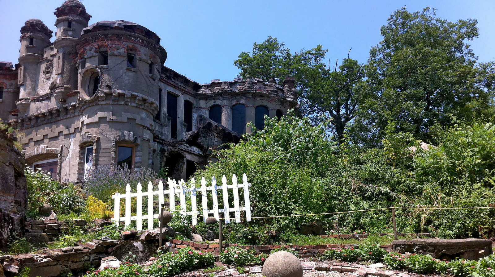 The Strange Story Of New York's Abandoned Castle On A Haunted Island