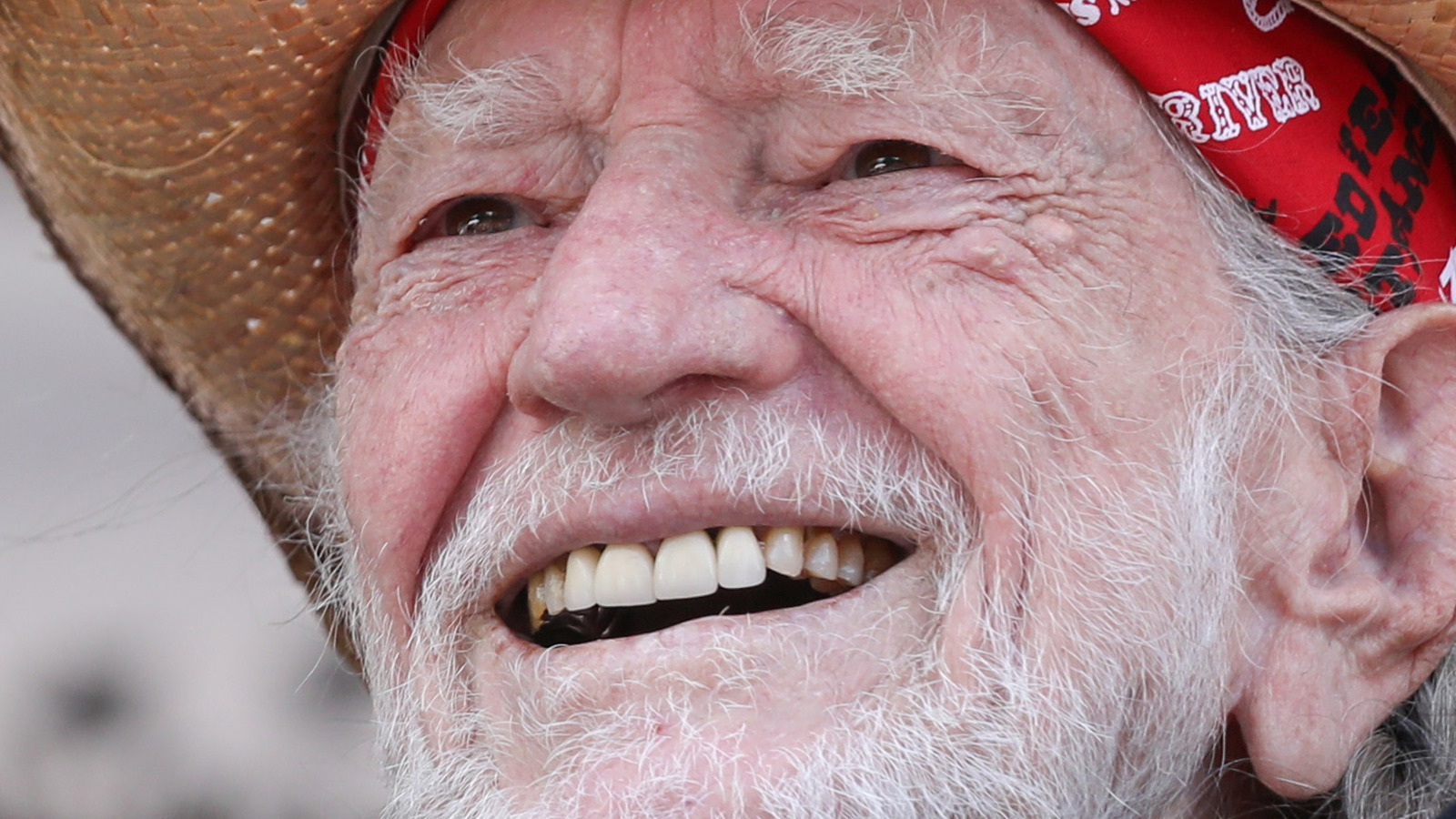 The Truth About Willie Nelson Smoking Pot On The White House Roof