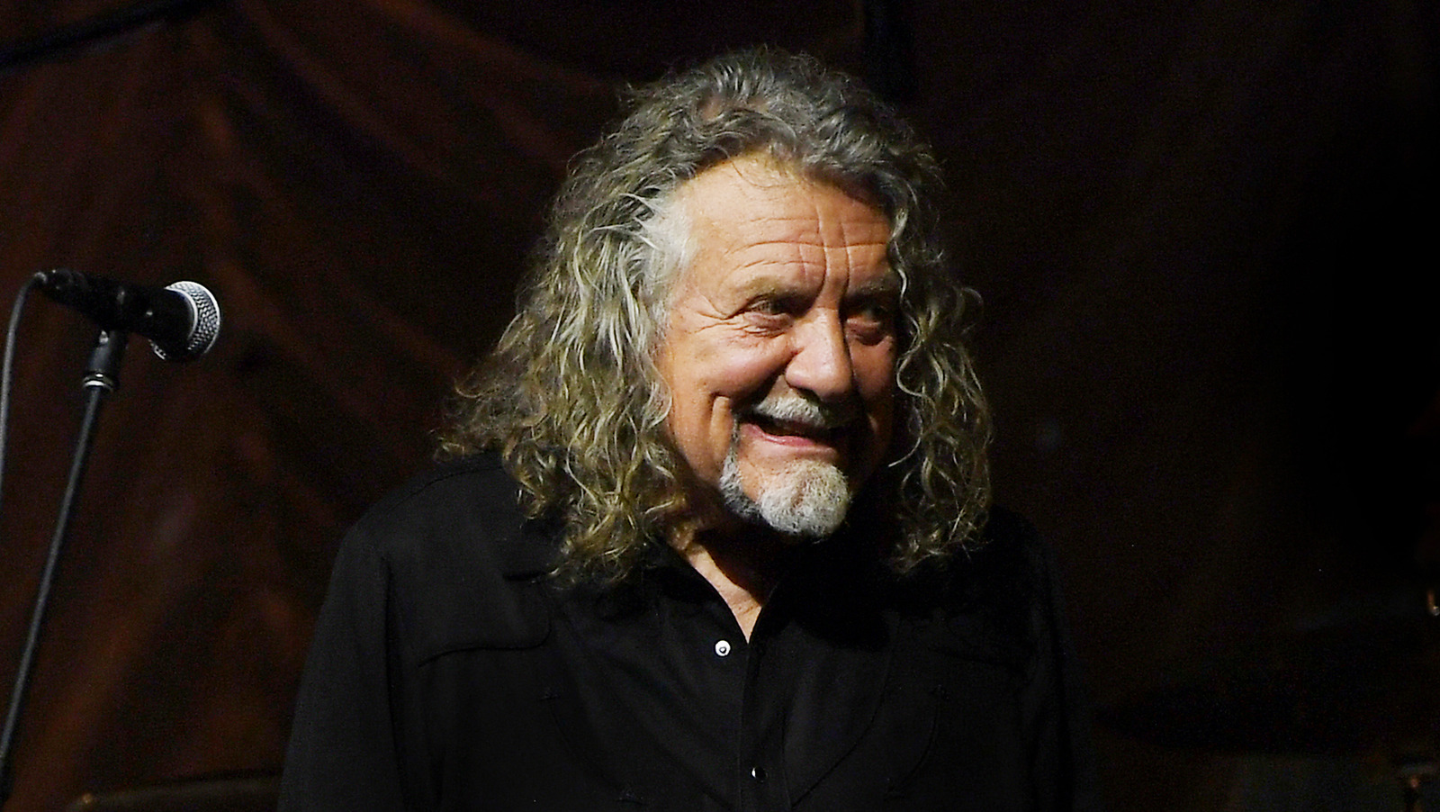 The Unusual Backstage Ritual Robert Plant Likes To Do - Internewscast ...