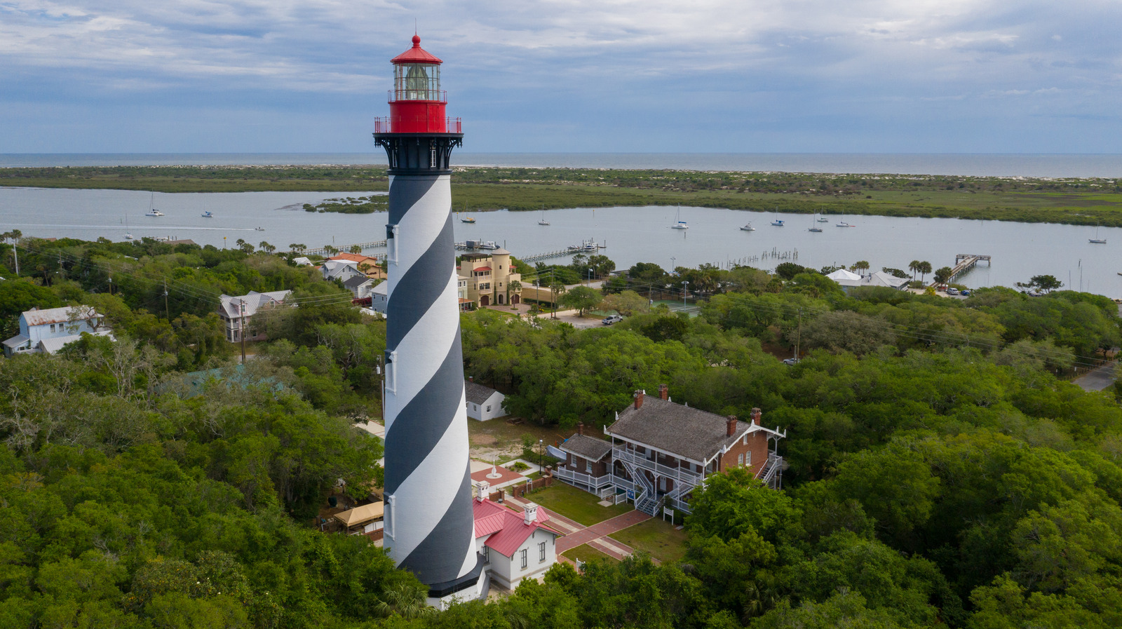 This Florida Lighthouse Is Said To Be One Of The Most Haunted Places In ...