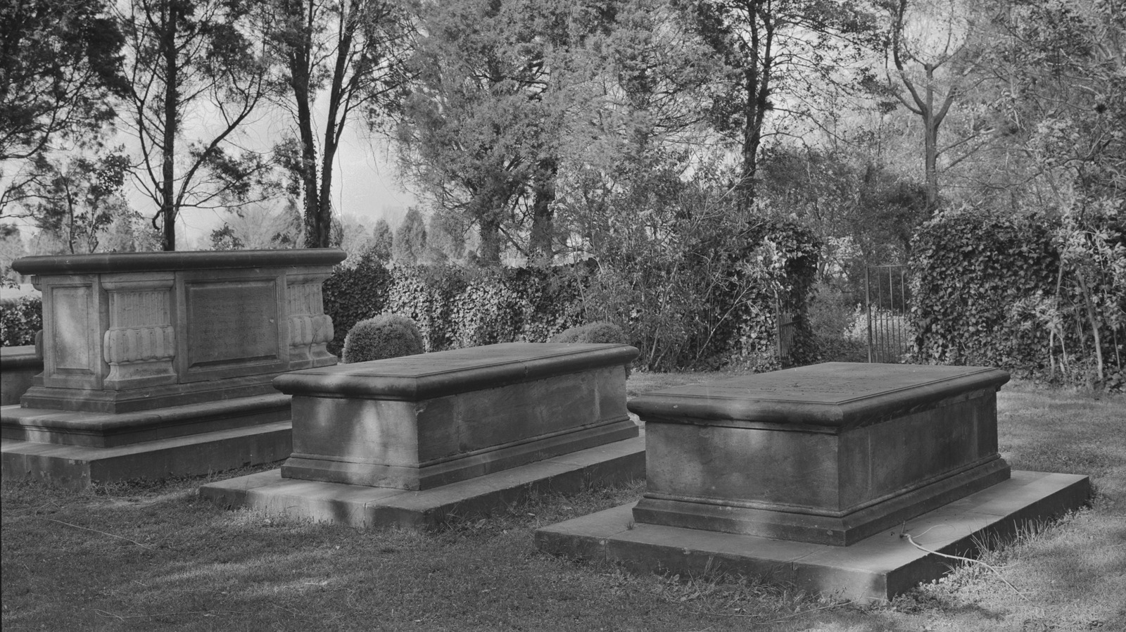 What Happens If You're Buried Without A Casket?