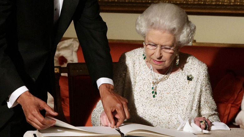 Why Queen Elizabeth Always Signs Her Name As 'Elizabeth R' Why Queen Elizabeth Always Signs Her Name As 'Elizabeth R'